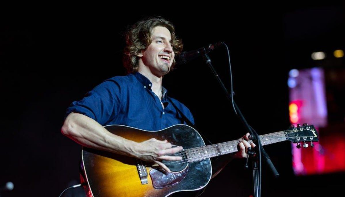 Dean Lewis's Love Life: No Wife, Just Music And Heartfelt Lyrics